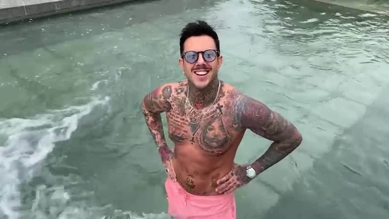 Filip Djukic otvorio sezonu kupanja u fontani | Adriamedia TV