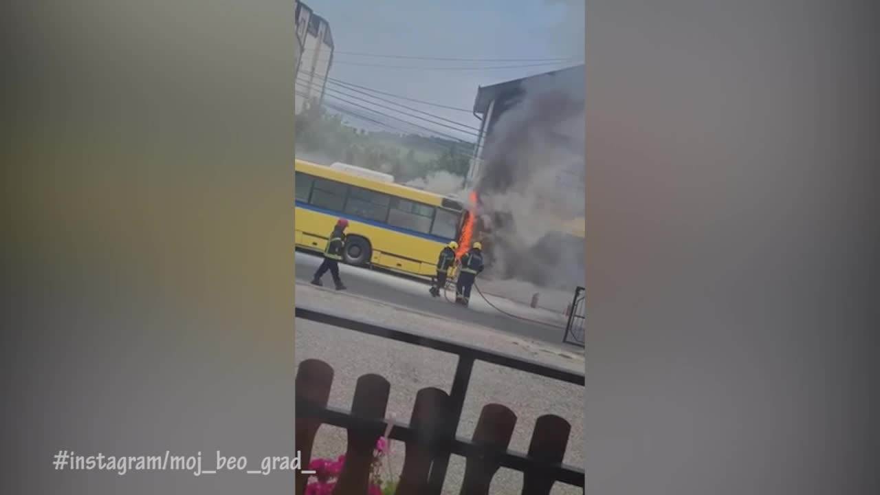 AUTOBUS BUKTINJA, ZAPALIO SE ŽUTI JAPANAC NA ZVEZDARI: Planuo deo kod ...