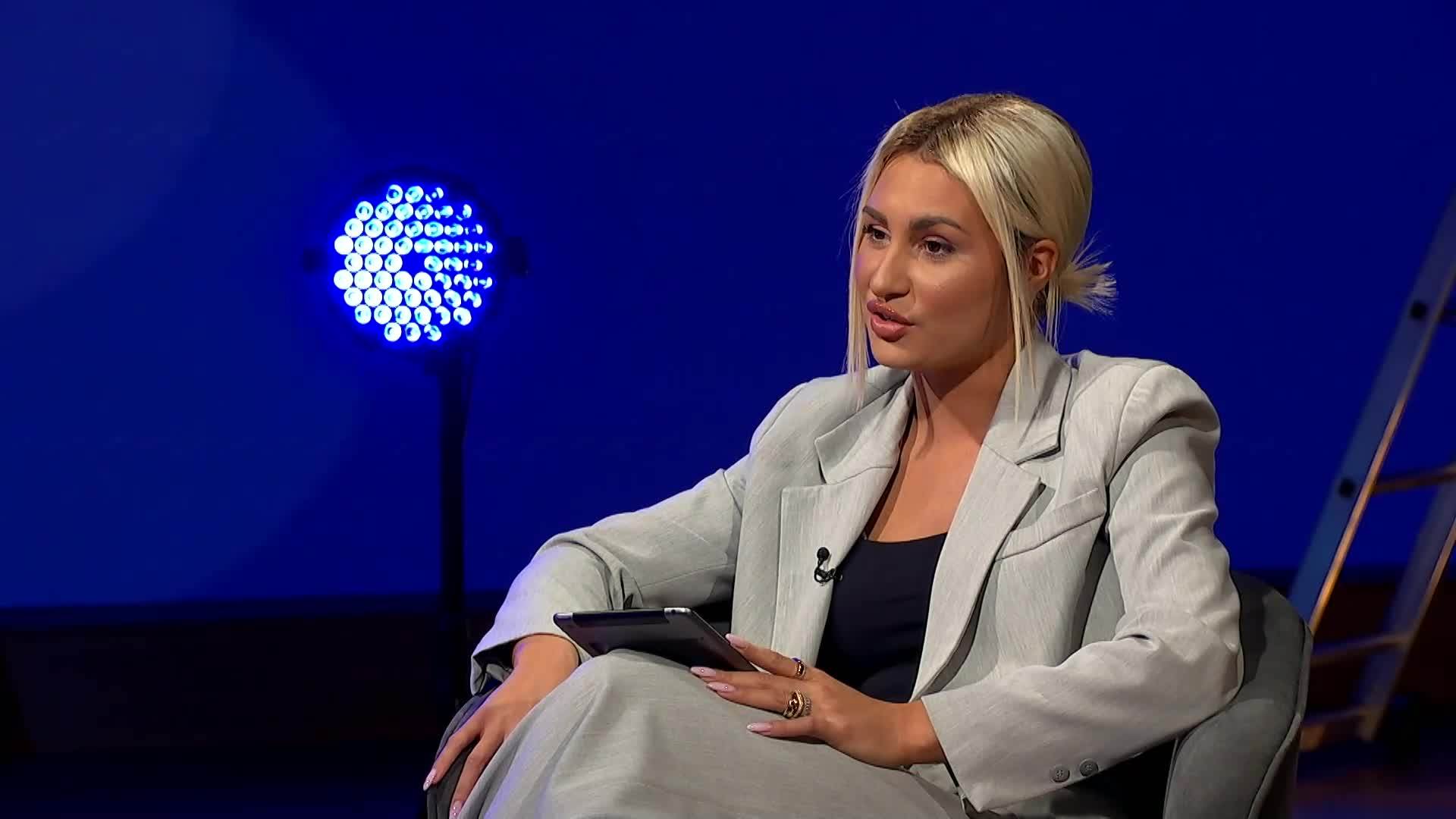 TEŽE MI JE DA ZAPLAČEM NEGO DA SE SKINEM PRED KAMEROM! Glumica nikada ...