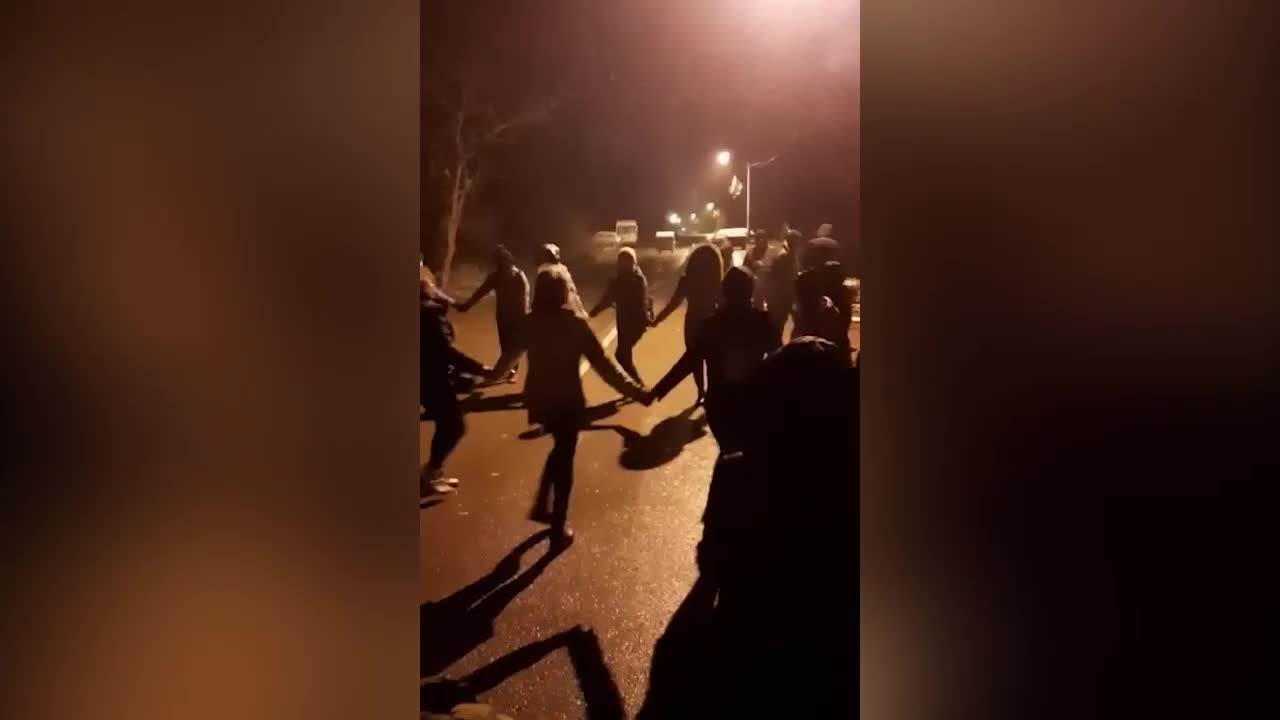 Srbi igraju kolo na barikadama: Drama na KiM ulazi u 4.dan | Adriamedia TV