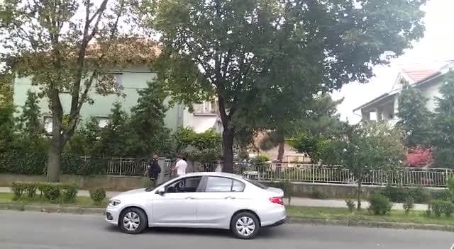 PRVI SNIMAK SA MESTA KRVAVOG PIRA U ZEMUNU: Ujni sekirom smrskao glavu, pa sebi prerezao grkljan ...